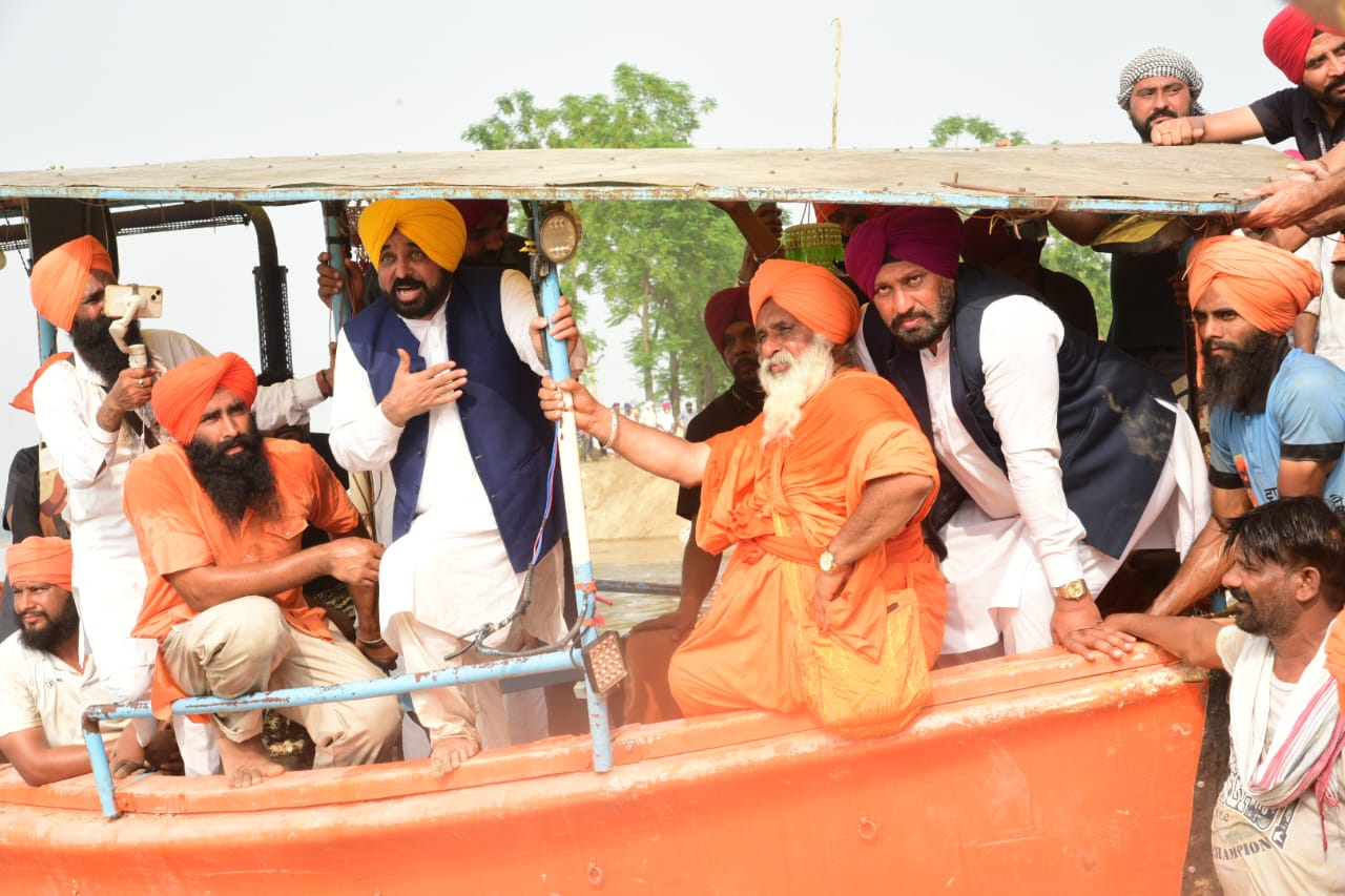 Punjab floods: CM Bhagwant Mann inspects breached embankments ...