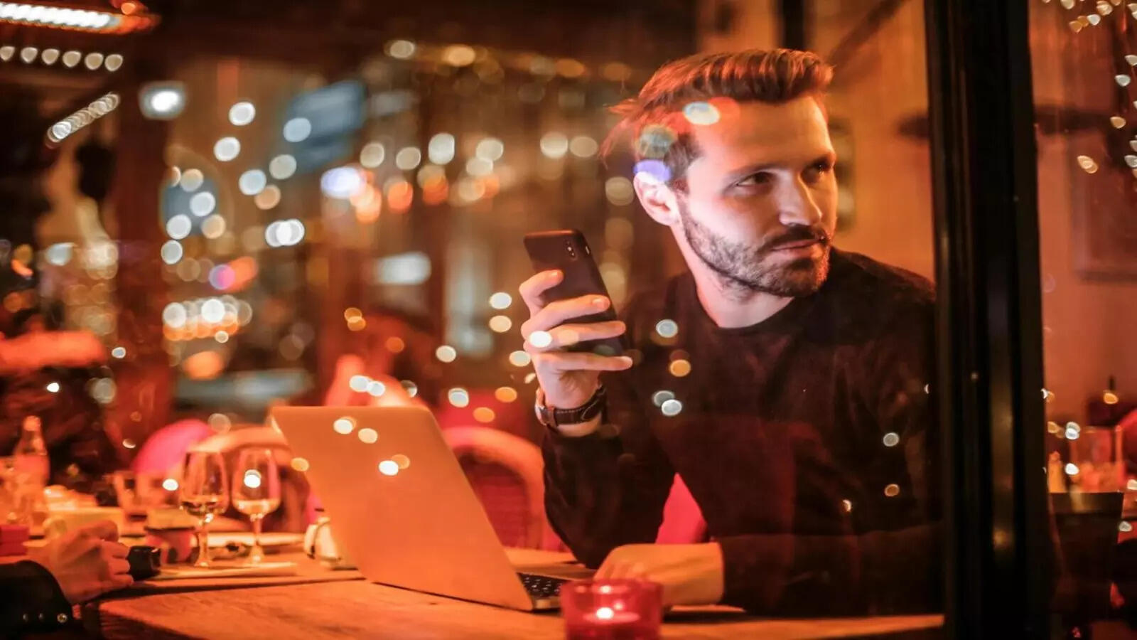 Zodiac Signs: Your Ideal 3 a.m. Chat Buddies