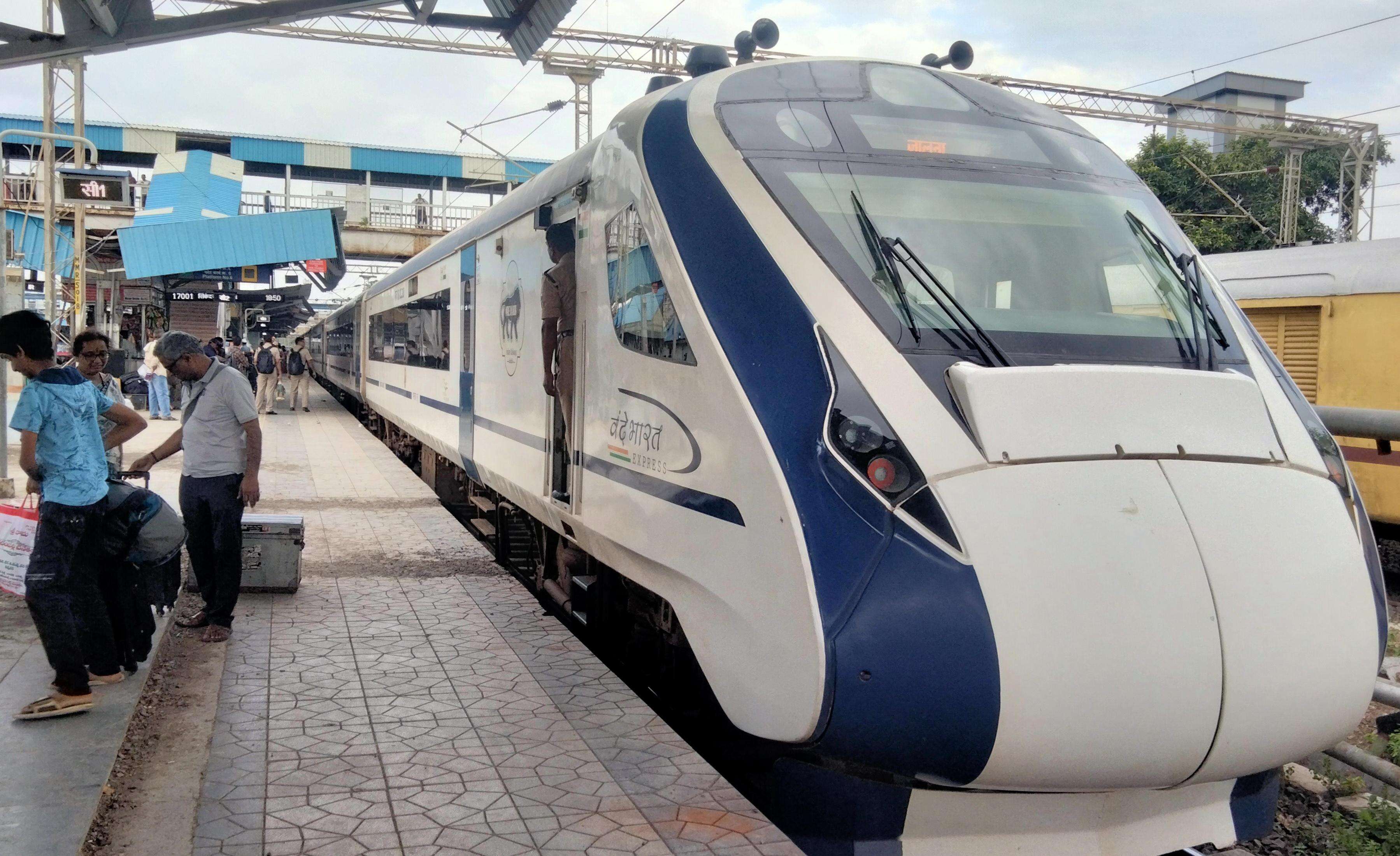 Major glitch halts Vande Bharat train near Sasaram, passengers face ...