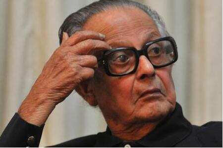 RK Laxman suffered a stroke in 2003 | India News - Times of India