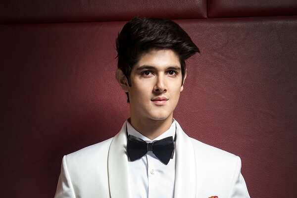 Rohan Gets Chocolates As A Gift - Times of India