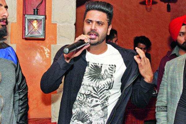 Alfaaz: Singer Alfaaz performs at The Village Balcony in Delhi | Events ...