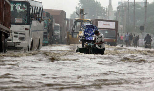 Rain cripples life in India's major cities : Traffic is heavy on Delhi ...