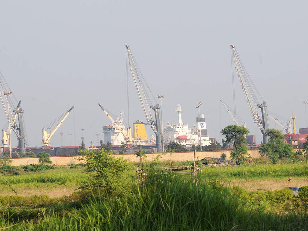 Kolkata Port Trust: Floating jetty at Haldia for faster lighterage ...