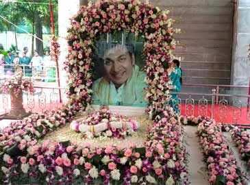 Fans, family pay tribute to legendary actor Rajkumar on his 88 th birth ...