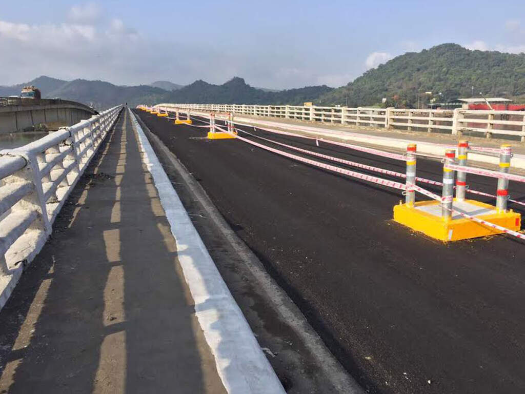 Versova creek bridge: Gujarat-bound Versova bridge opens for vehicles ...