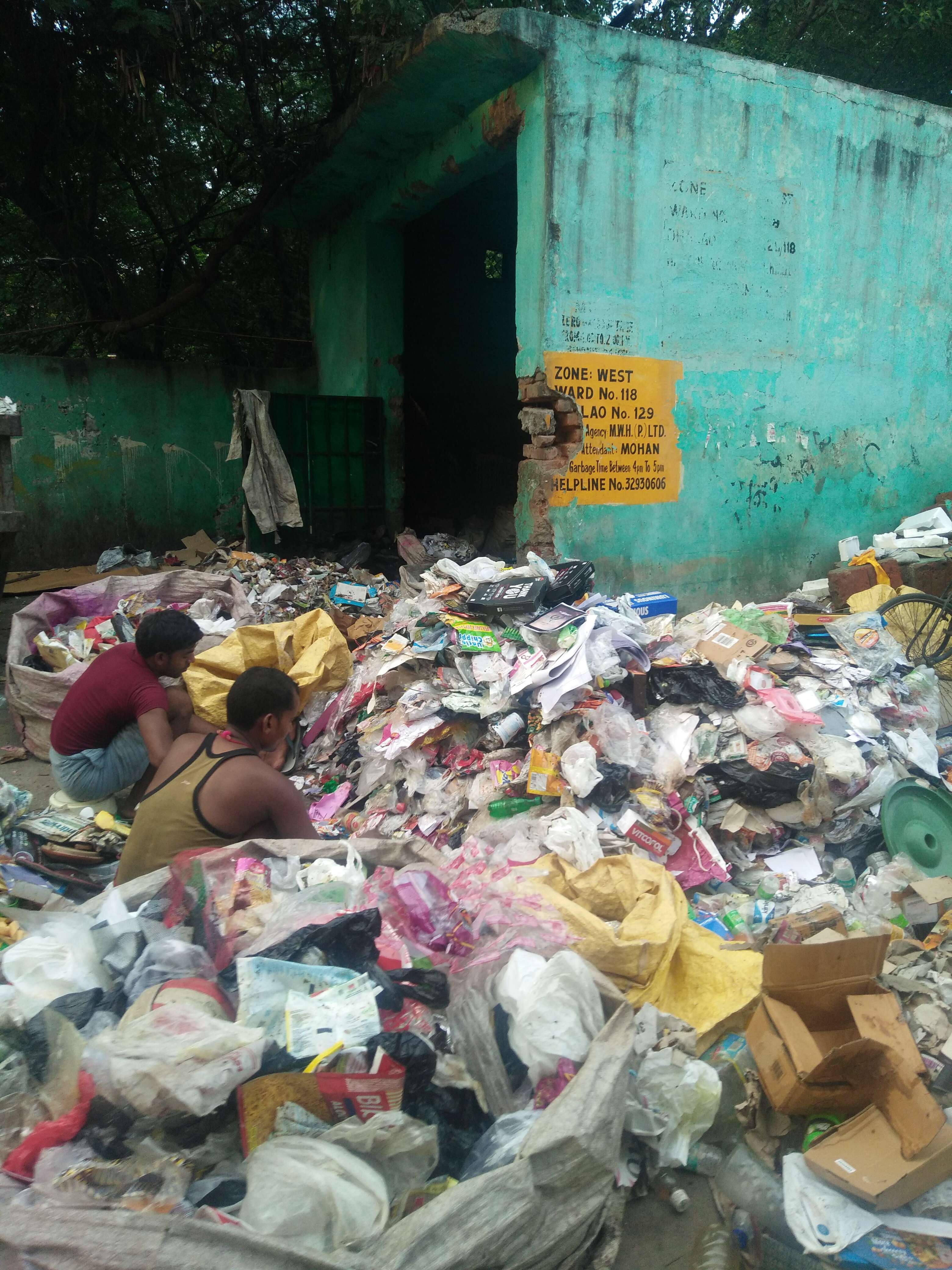 Dump overflowing with garbage - Times of India