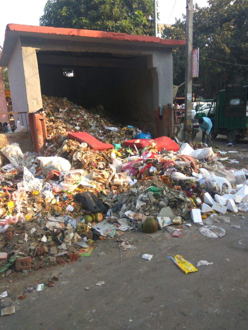 Garbage from dump spills over road - Times of India