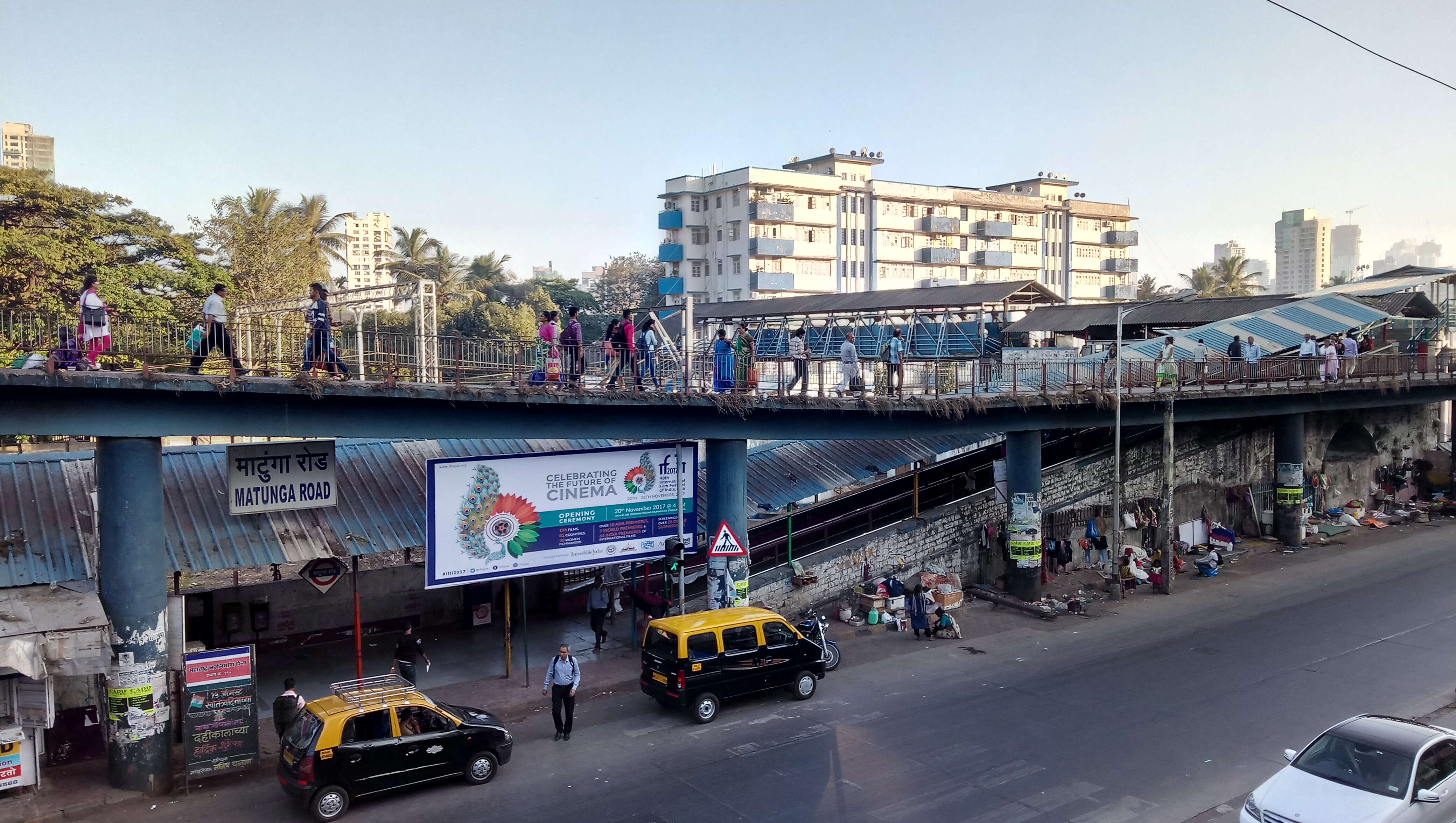 SQUATTERS OUTSIDE MATUNGA ROAD RAILWAY STN - Times of India