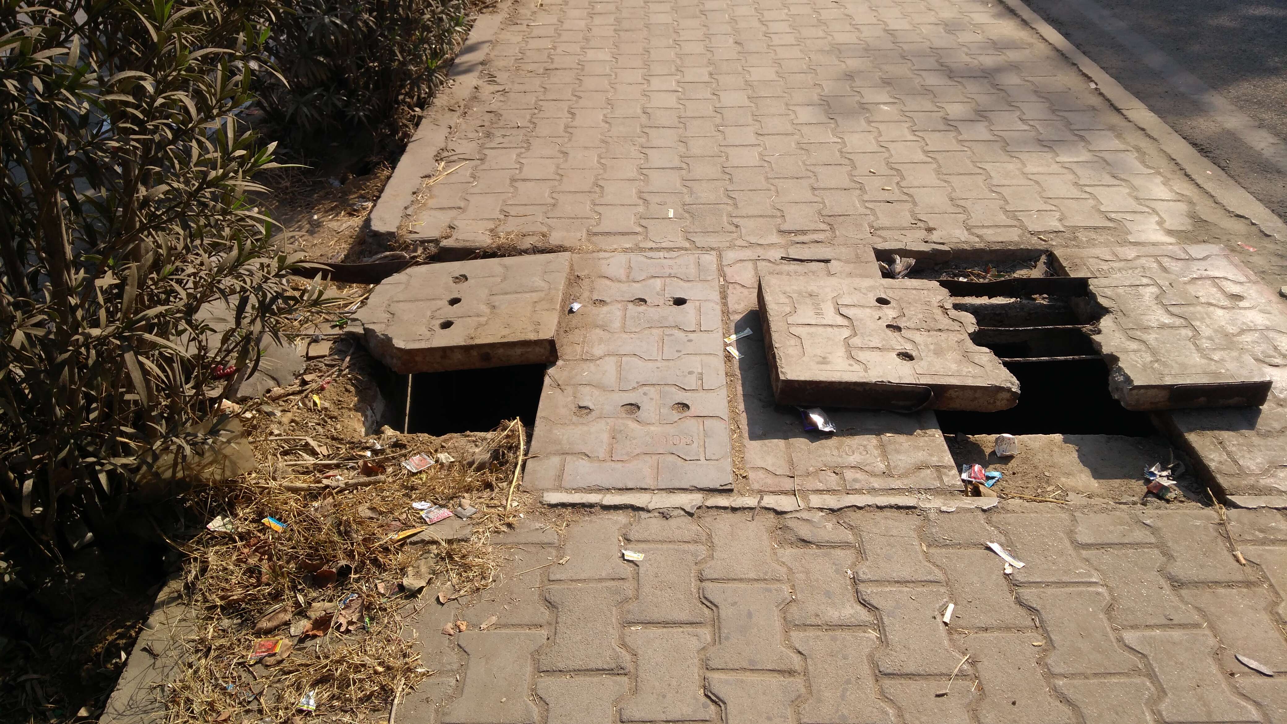 Drain covers on footpath damaged - Times of India