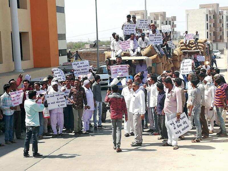 Groundnut farmers protest over closed procurement centres | Rajkot News ...