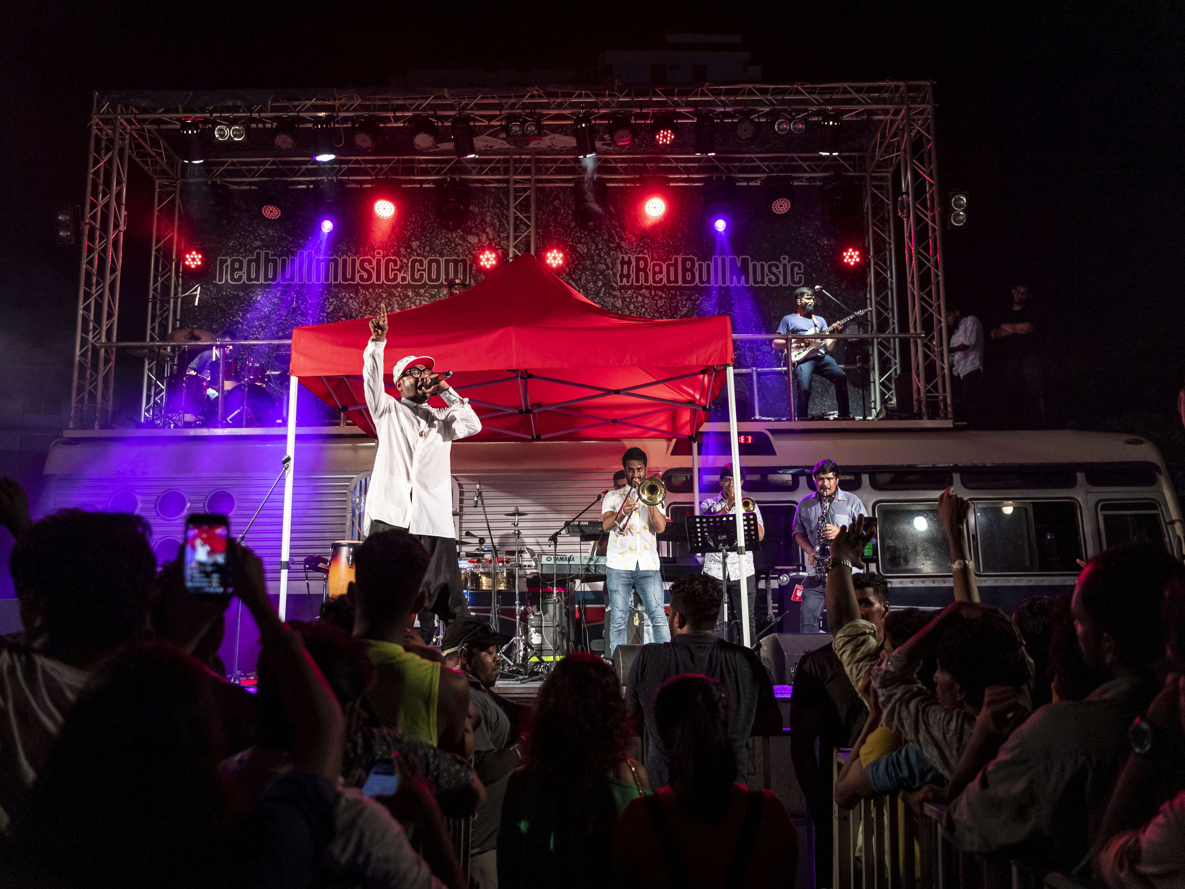 Thakara: Benny Dayal, Thaikkudam Bridge and Thakara performed in Kochi ...