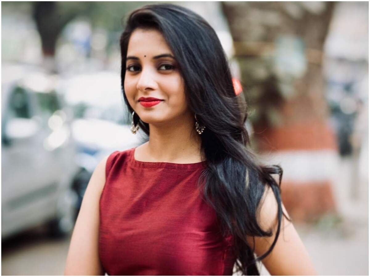 TV actress Sayali Sanjeev has a fan moment with Shah Rukh Khan; see pic ...