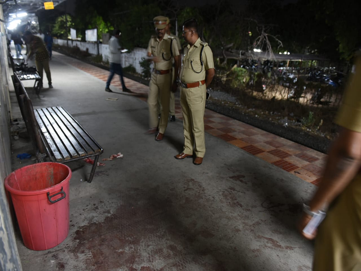 Man attempts to murder woman at Chetpet station in Chennai, jumps in ...
