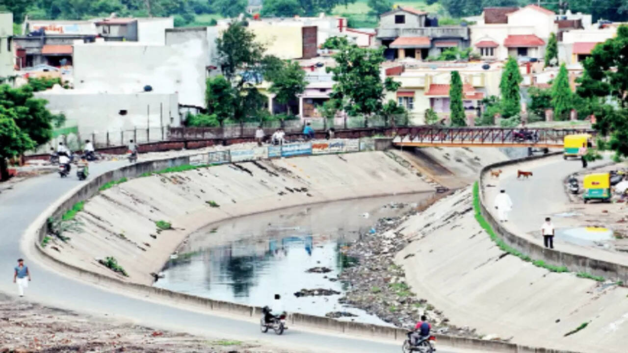 In Pictures : Redevelopment Work of Kharicut Canal Kicks off | DeshGujarat