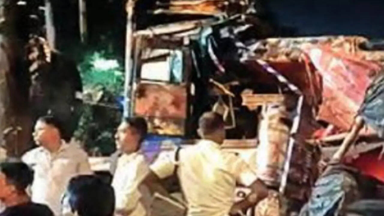 Kolkata: Accident on Kona Expressway severs driver's head after trailer crashes into roadside ...