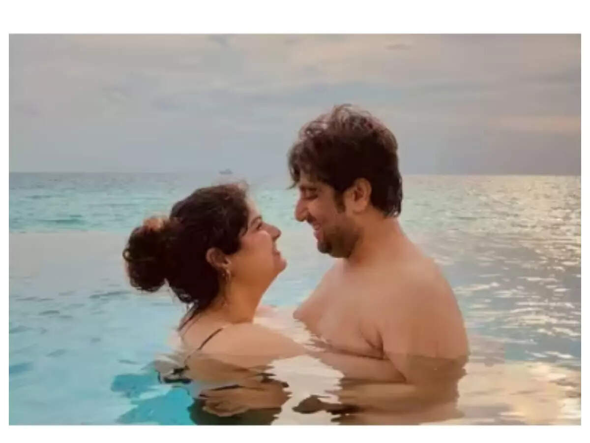 Isha Koppikar And Amrita Arora Kiss