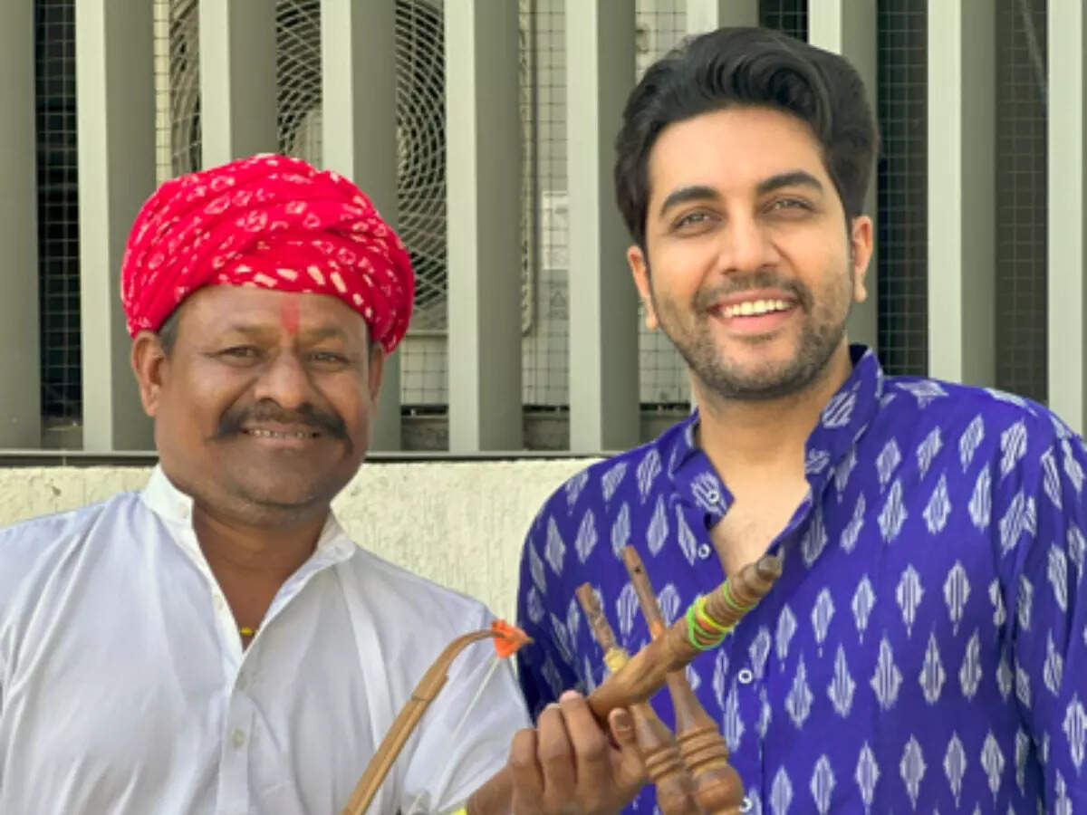 ghoomar: Parth Oza records 'Ghoomar' with a talented roadside singer ...