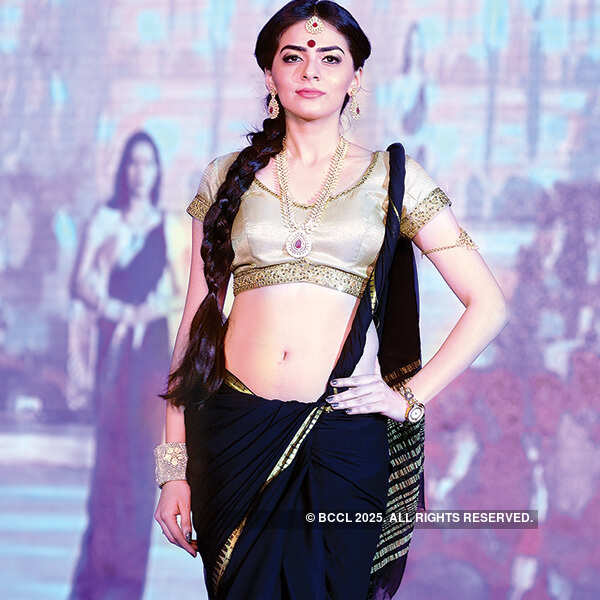 Abirami Navel Saree