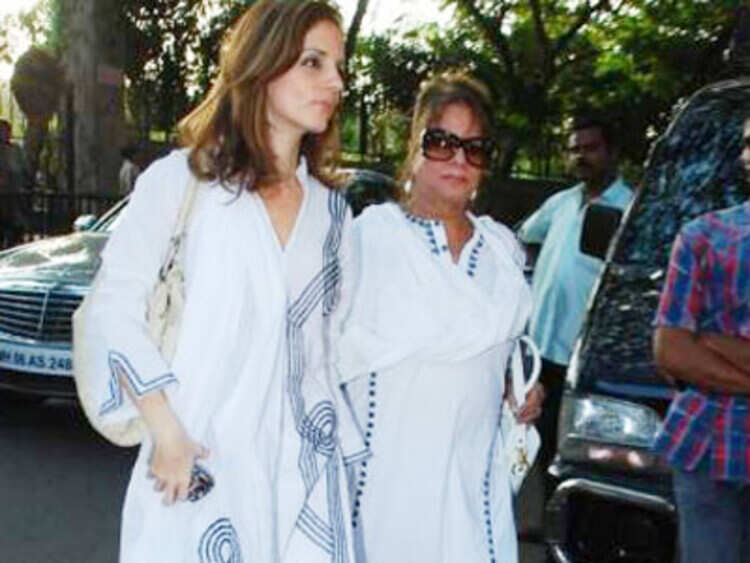 Simple Kapadia Funeral Juhi Chawla During A Prayer Meeting For Simple