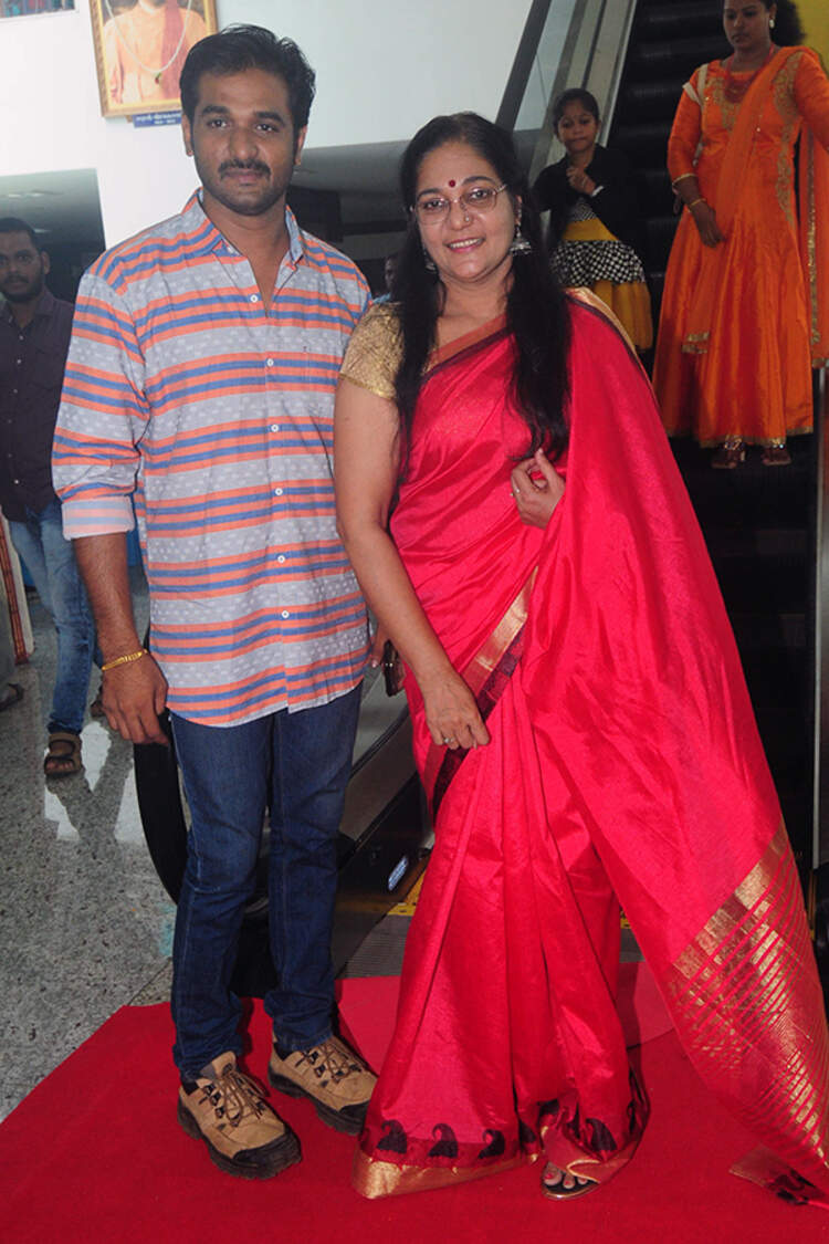 Boda De La Cantante Telugu Usha Singer Usha Singer Usha Added A New