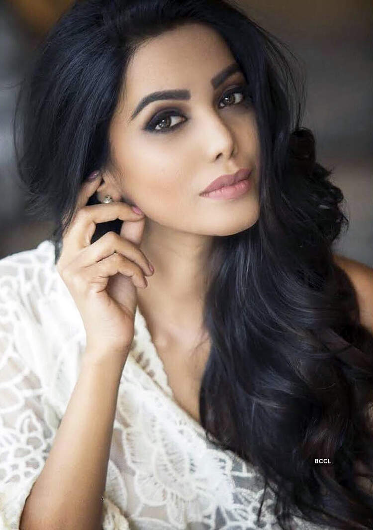 Natasha Suri Natasha Suri #natashasuri #actor Www.natashasuri.in