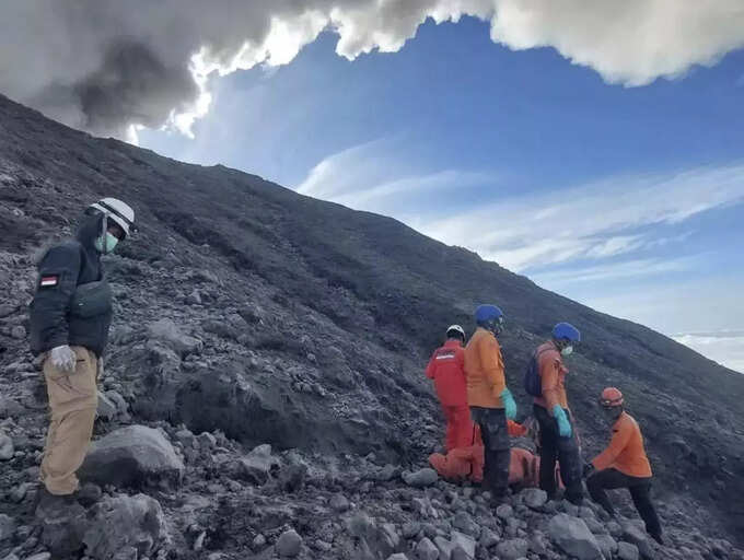 Indonesia volcanic eruption: Death toll reaches 13, 10 hikers still ...