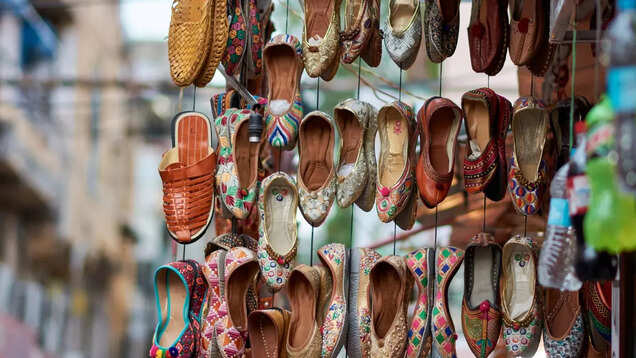 Iconic Indian street markets for delightful shopping experiences ...