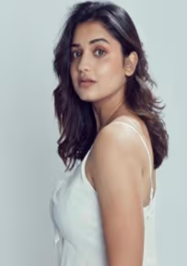 Aarpar Movie Review: Aarpar is one for the couples to watch this weekend