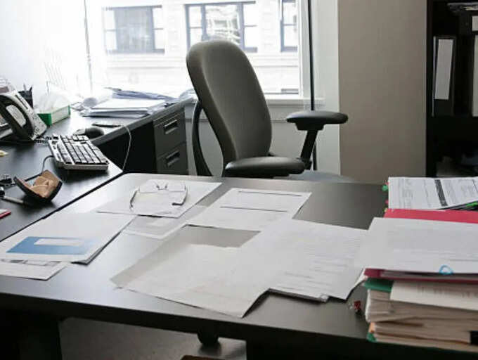 5 things Vastu says you should remove from your office desk immediately ...