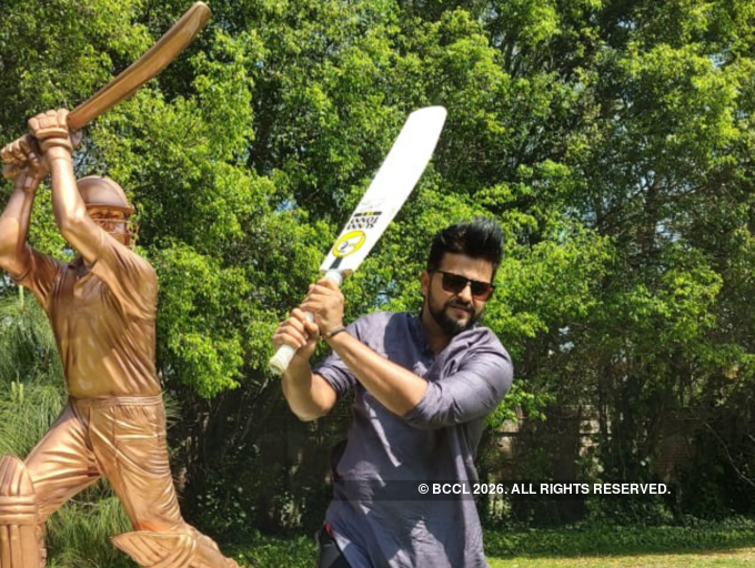 Suresh Raina visits a bat factory in Meerut | The Times of India