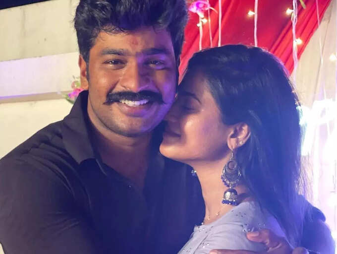 Navin Kumar- Kanmani Sekar's beautiful wedding pics make fans swoon; A ...