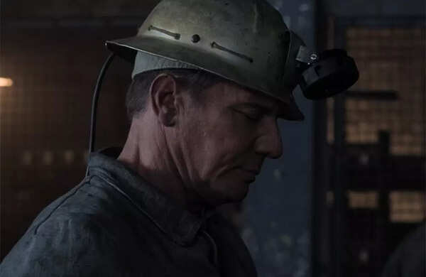 The Deep Dark Movie Review: This eerie lovecraftian horror is a descent ...