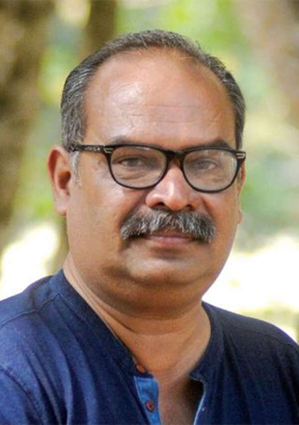 Narayaneente Moonnaanmakkal Movie Review: A Tale of Love, Baggage, and ...