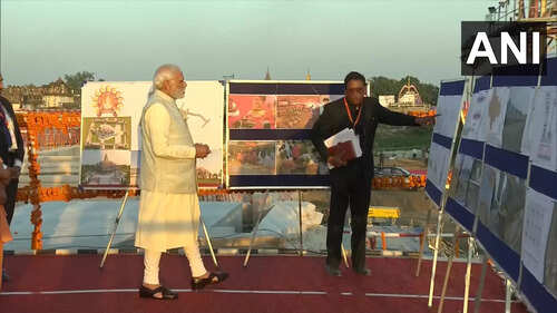 PM Modi Ayodhya visit Live Updates: PM Modi performs aarti, launches ...