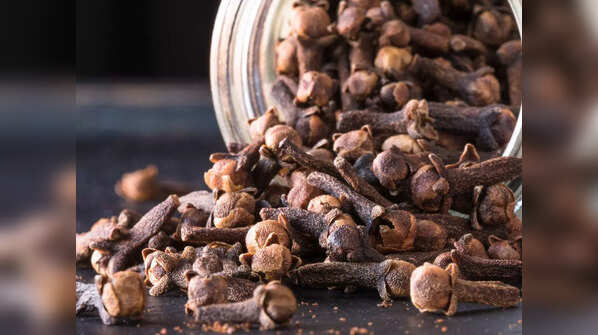 6 reasons to chew Cloves after meals