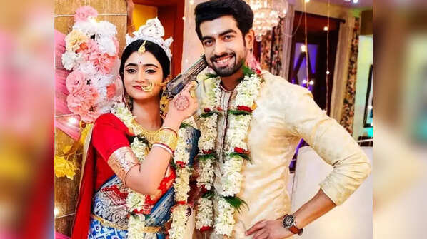 Jagaddhatri completes 600 episodes; Cast and crew celebrate – see photos