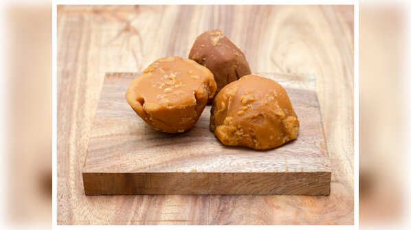 Should you eat jaggery daily? | Side effects of eating gur (jaggery) daily