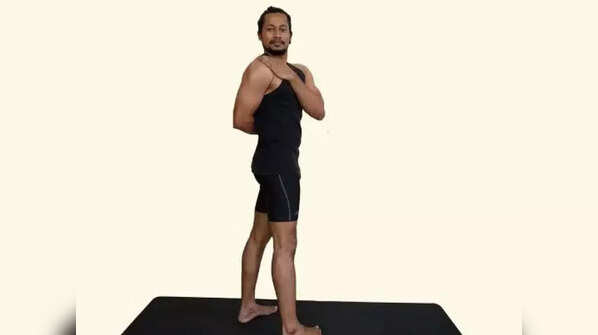 Katichakrasana: How to do it, what are its benefits