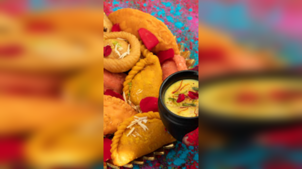 From UP's Gujiya to Maharashtra's Karanji: Different ways the HOLI ...