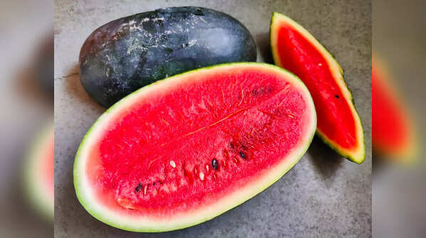 1,100 kg adulterated watermelon seized: 10 expert tips to buy the right one