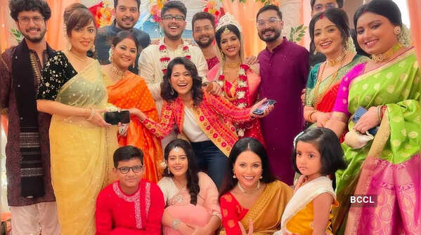 ‘Tomader Rani’ goes off-air on August 11; Cast and crew share photos of ...