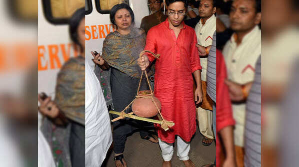 Om Puri's last rites: Stars attend to pay final respects