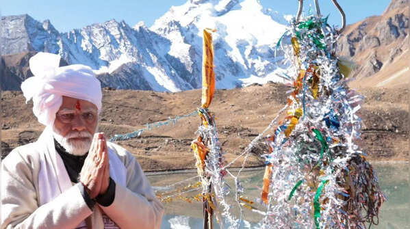 Prime Minister Modi extends his prayers at Parvati Kund in Uttarakhand ...