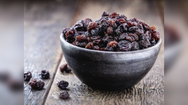 10 incredible benefits of soaked munakka (black raisin)