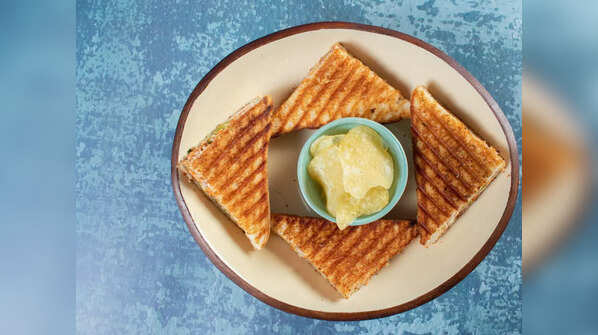 5 ways to reuse leftover Samosas for tiffin