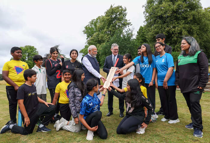 PM Modi UK Visit Live Updates: PM Modi gifts tree sapling to King ...