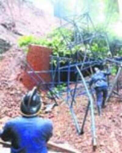 Man survives an hour under rubble