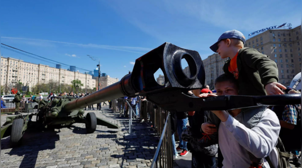 Russians flock to see Western 'trophy' tanks seized in Ukraine