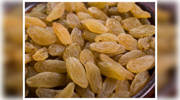 Health benefits of eating soaked Raisins